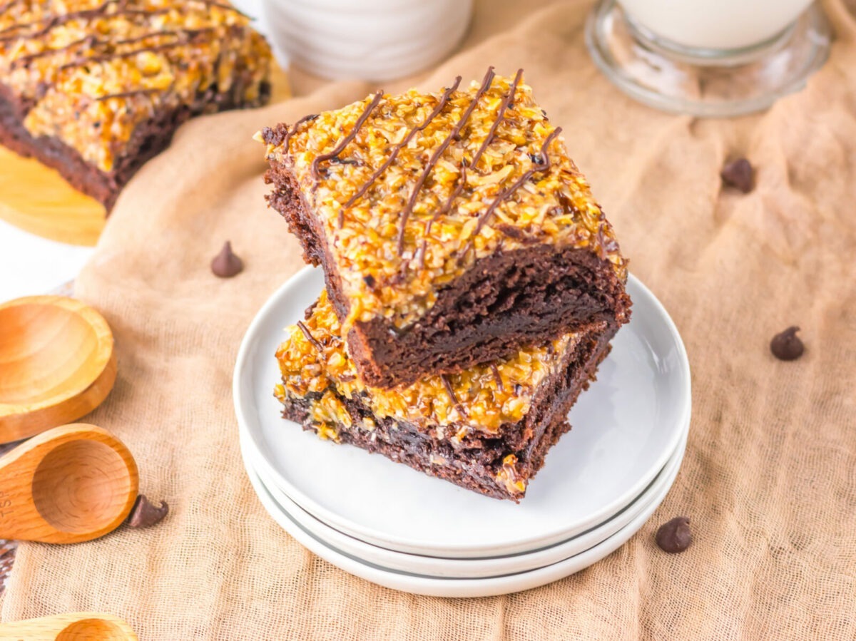 Samoa Brownies Recipe (Caramel, Coconut & Chocolate Brownie) - Ginger Casa