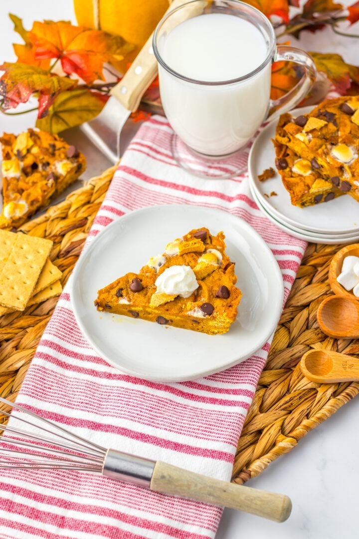 Pumpkin Spice S'mores Cookie Cake Recipe for Fall - Ginger Casa
