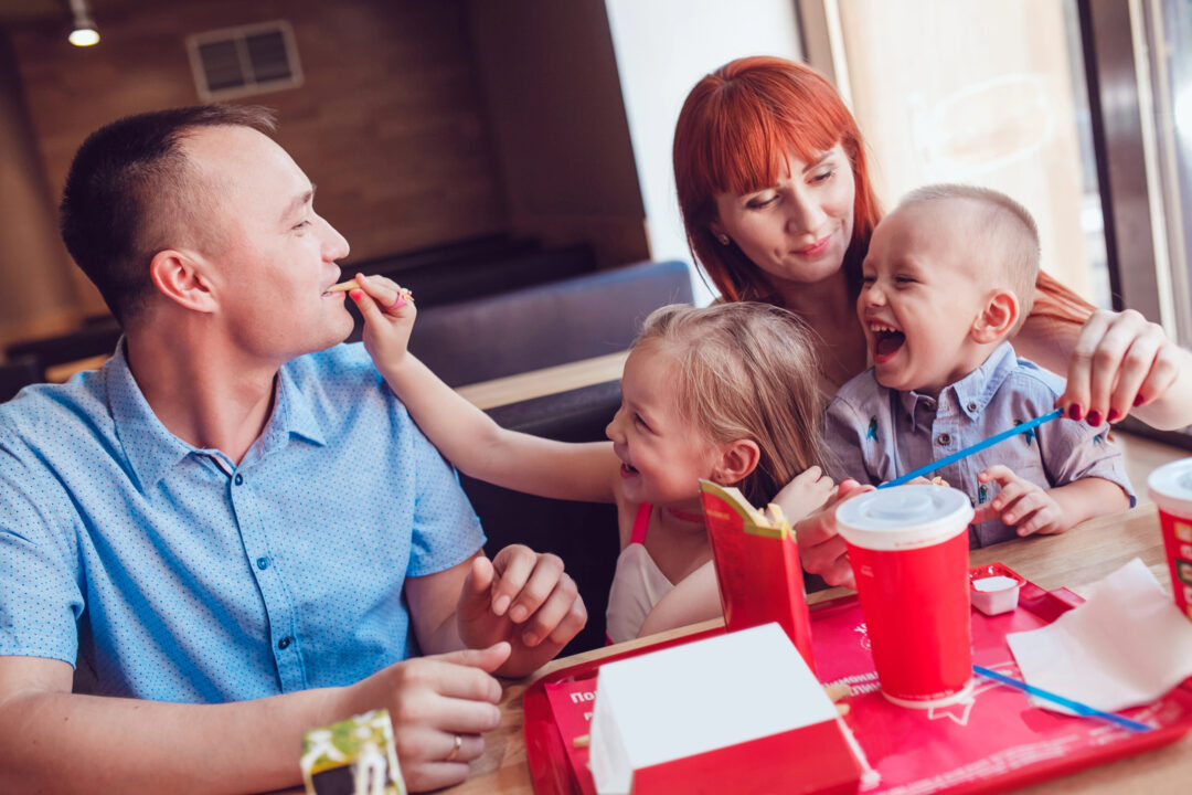 5 Ways to Make Dining Out with Kids Less Stressful - Ginger Casa